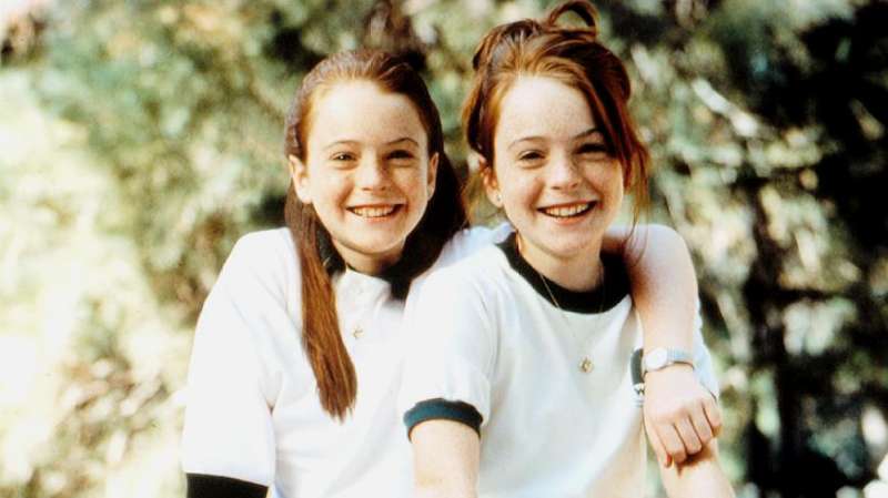 国外两个女孩长得一模一样,互换身份去对方家里做客,太神奇了