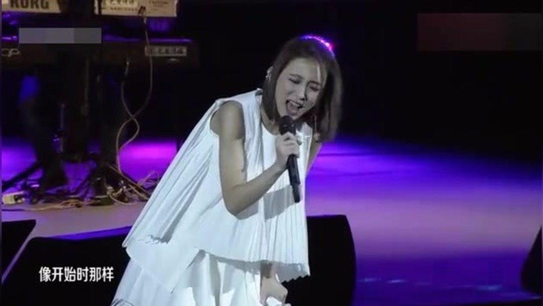 戴佩妮演唱会歌迷互动大型翻车现场各角度最全视频集锦 这是真粉