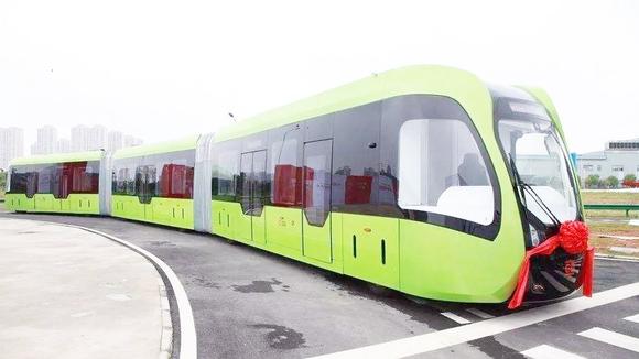 厉害了!中国首创世界无轨列车,充电10分钟,行驶25公里!