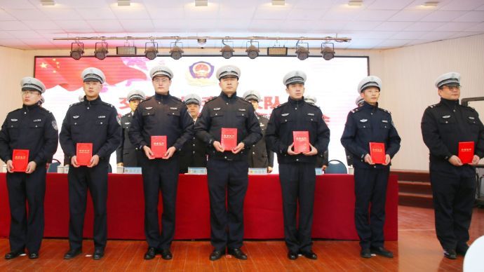 果然视频丨高光时刻!2022年度交警李沧大队辅警表彰大会举行