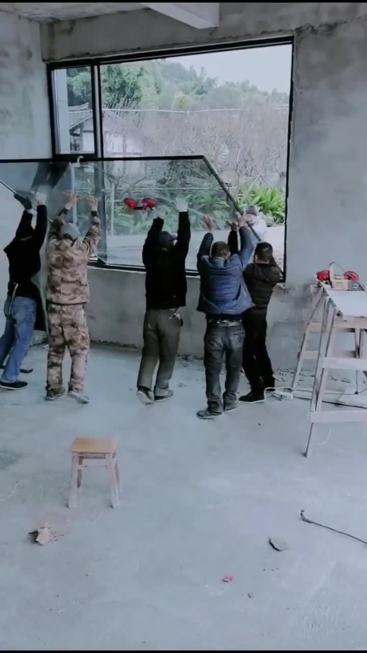 工人们这样安装玻璃窗,看着都危险。