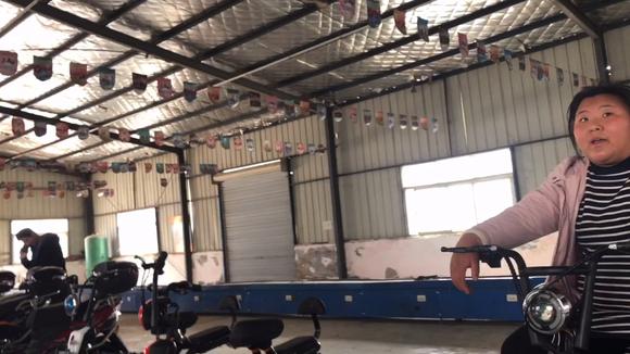 小姐姐来买两轮电动车,挑来挑去,不知道买啥样的好,挑花眼了