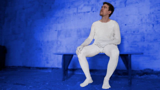 全身涂满石膏是什么感觉?老外亲身体验,结果太酸爽了!