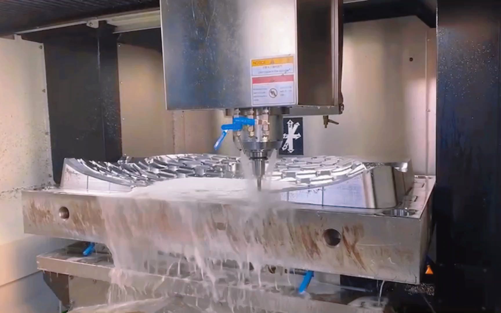 高精度汽车格栅模具制造中,更多注塑模具开模就选泓美