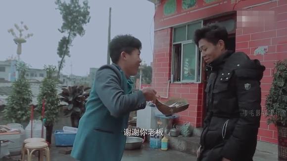 残疾小伙乞讨,看见老板为难他的举动亮了