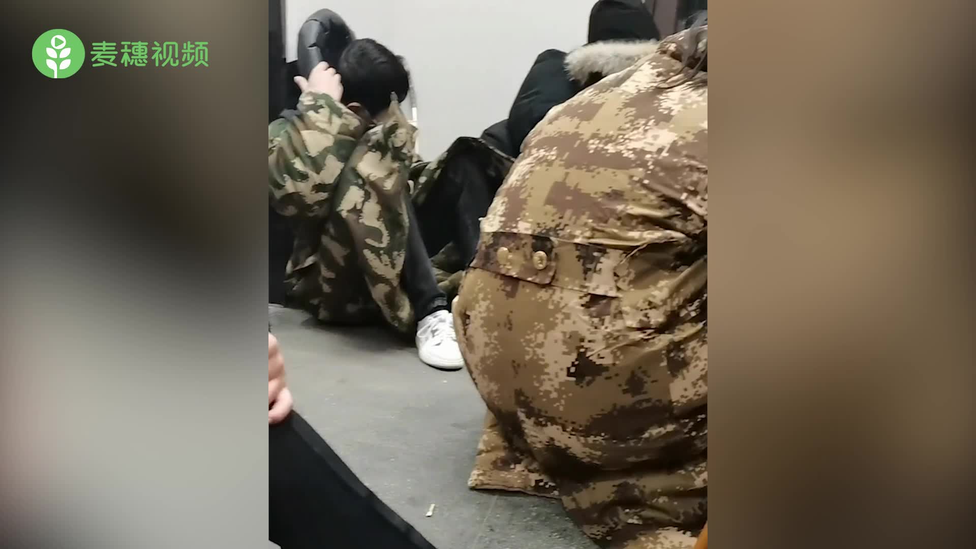 泰山山脚卫生间变身现实版交友聊天室。小伙:还挺温馨