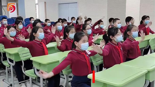 小学生跳“课桌舞”节奏感十足:活跃课堂气氛