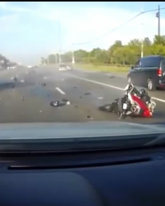 行车记录仪,惨烈车祸 动作重放 画面让人触目惊心.