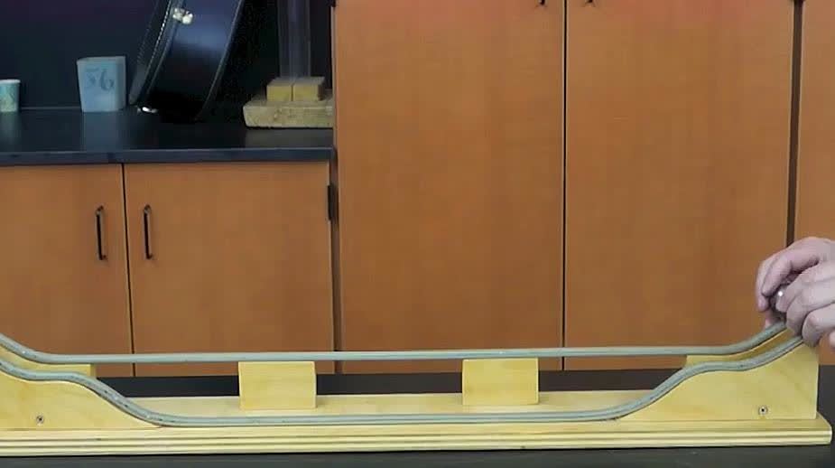 直线和曲线运动?哪个速度更快,不要忽视铁球质量和斜坡加速度