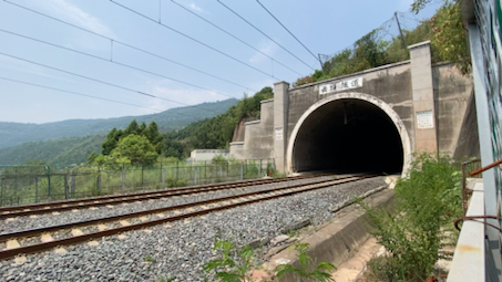 冲出云顶隧道的Z50次列车,达速狂奔