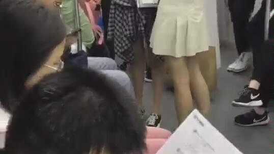 喂,房东吗,有人偷看我洗澡