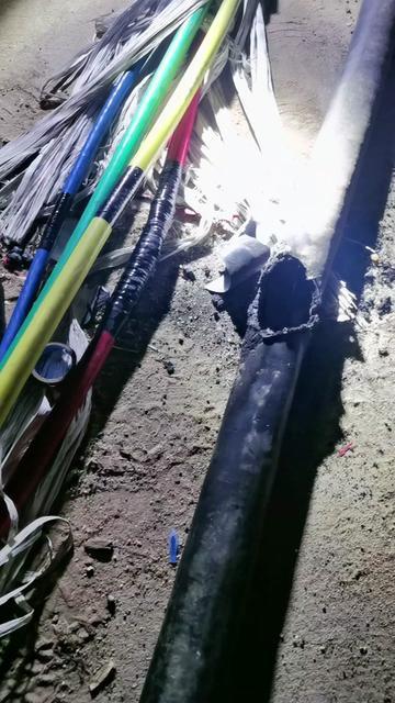 .安全用电电工零基础学电工电工接线电缆被挤压击穿短路,大电流短路
