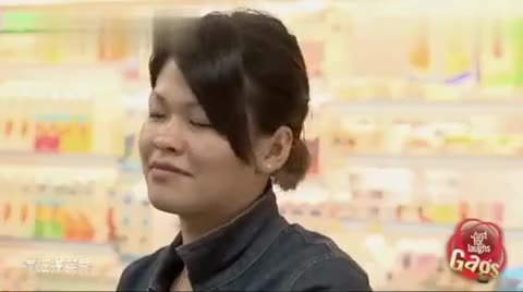 国外恶搞,请你们把脸蒙上,要不我输入信用卡密码没安全感。