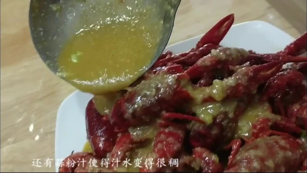 每只龙虾都被蒜蓉充分的包裹住 微信卖虾小伙 毫无保留的告诉了大家...