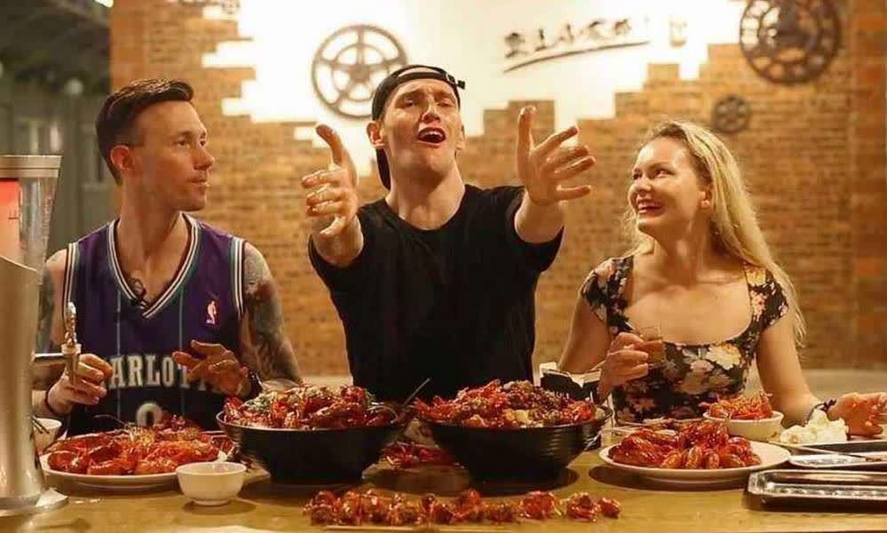 欧洲首家海底捞,成功开在英国,逆天服务把外国人搞晕!