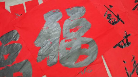 七旬老翁义务为居民书写春联四十年,水平不输中书协,上过央视