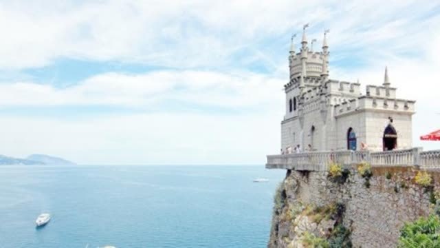 俄罗斯神秘悬崖城堡:上亿海燕的栖息地