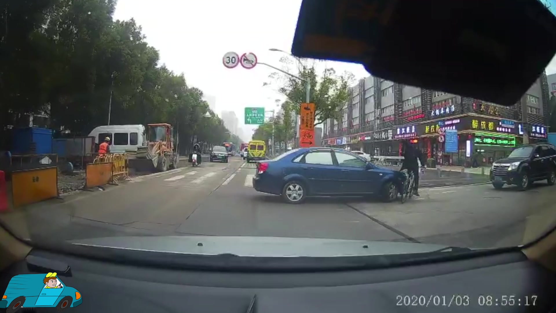 天天行车|中国交通事故合集:骑自行车的小伙子技术真好,有惊无险!