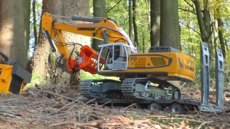 强大的RC遥控模型工程车,在森林里工作的有模有样!