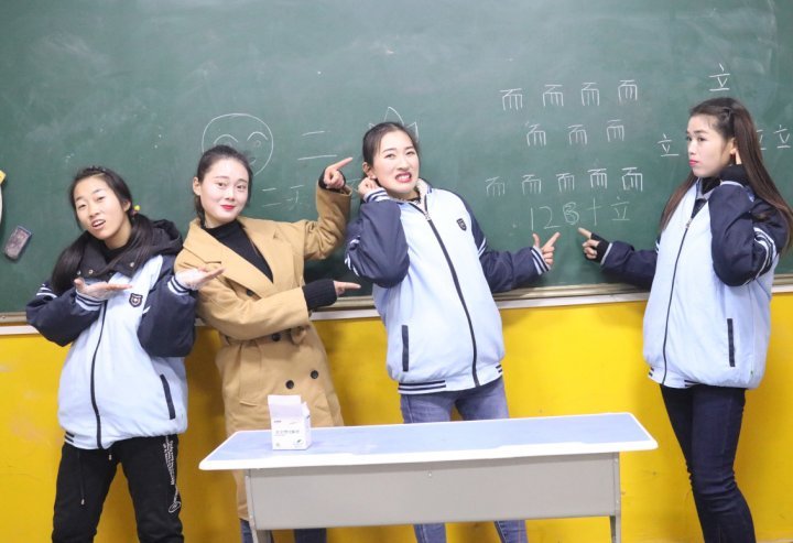 校园剧:老师让学生“看图写成语”,看完学生的答案,忍不住笑了