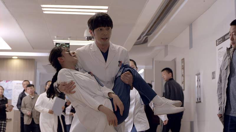 谢谢你医生:肖砚连续坚守岗位,医院楼道当场晕倒,白术抱起狂奔