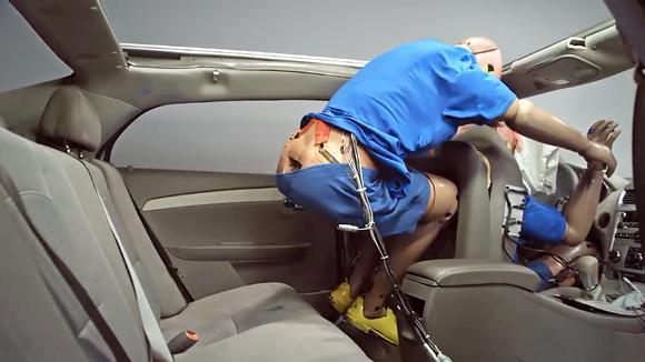 后排安全带要不要系?车祸发生时后排远比前排更危险!