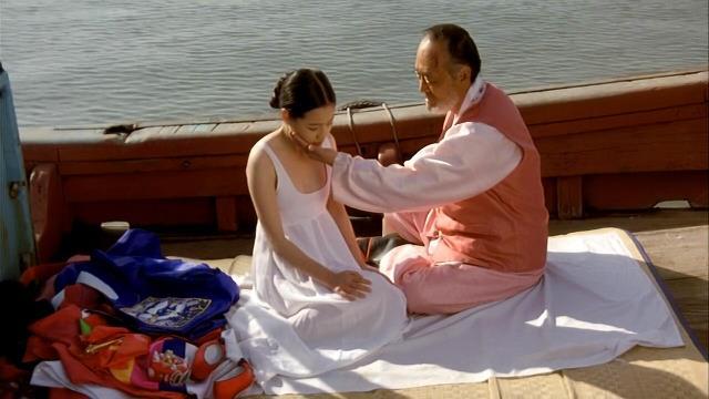 老人收养女孩10多年,只为等她成年后嫁给自己,只可惜天不遂人愿