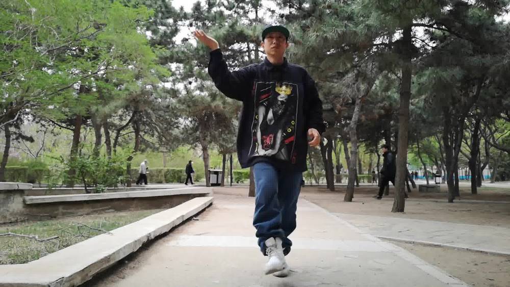 广场街舞,跳一首黄安《样样红》节奏感强,舞蹈简单易学