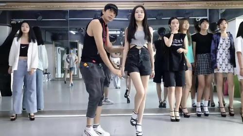 这步是基础,这步练不好其他的模特步伐都会有问题,你们喜欢这样的...