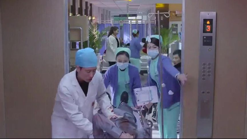 男子跟小三喝了敌敌畏在急诊抢救,媳妇挺着大肚子当场破口大骂