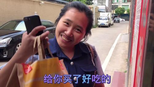 妹妹不敢查询中考录取结果,姐姐连忙安慰,妹妹突然哭了起来