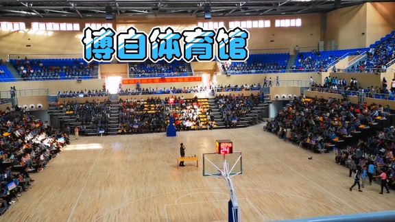 博白体育馆进行了一场学生会议,几千名学生在场倾听,场面震撼