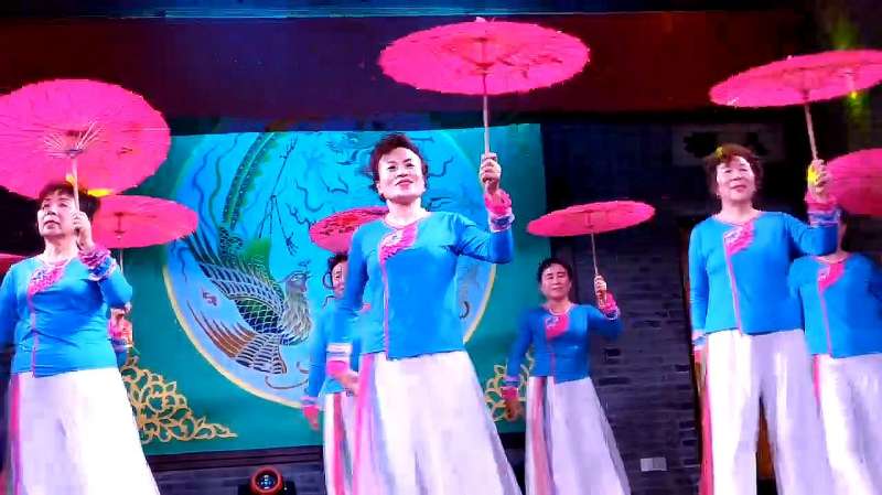 她们表演的伞舞《江南梦》可真美,一把雨伞千变万化,让人留恋