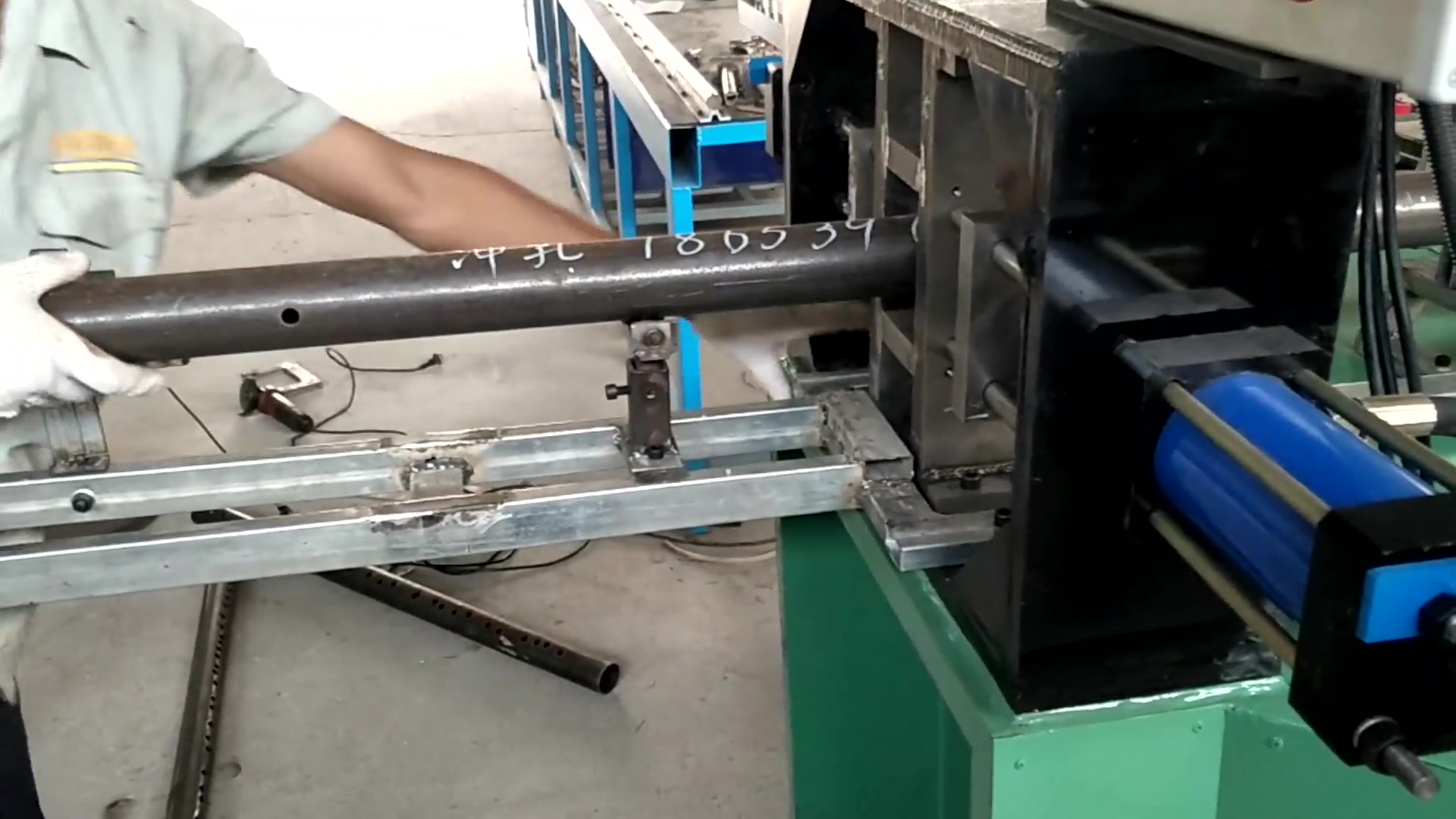 圆管冲孔机模具打孔后还能把管子放进去。