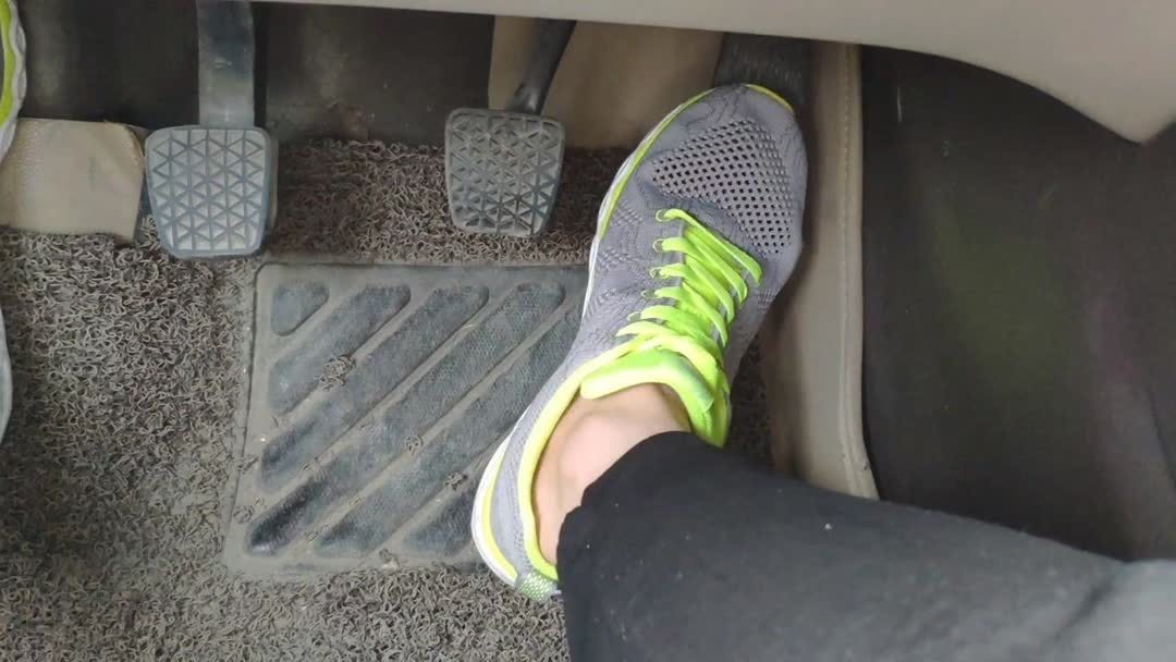 新手开车如何正确踩刹车,避免因为紧张错把油门当成刹车!