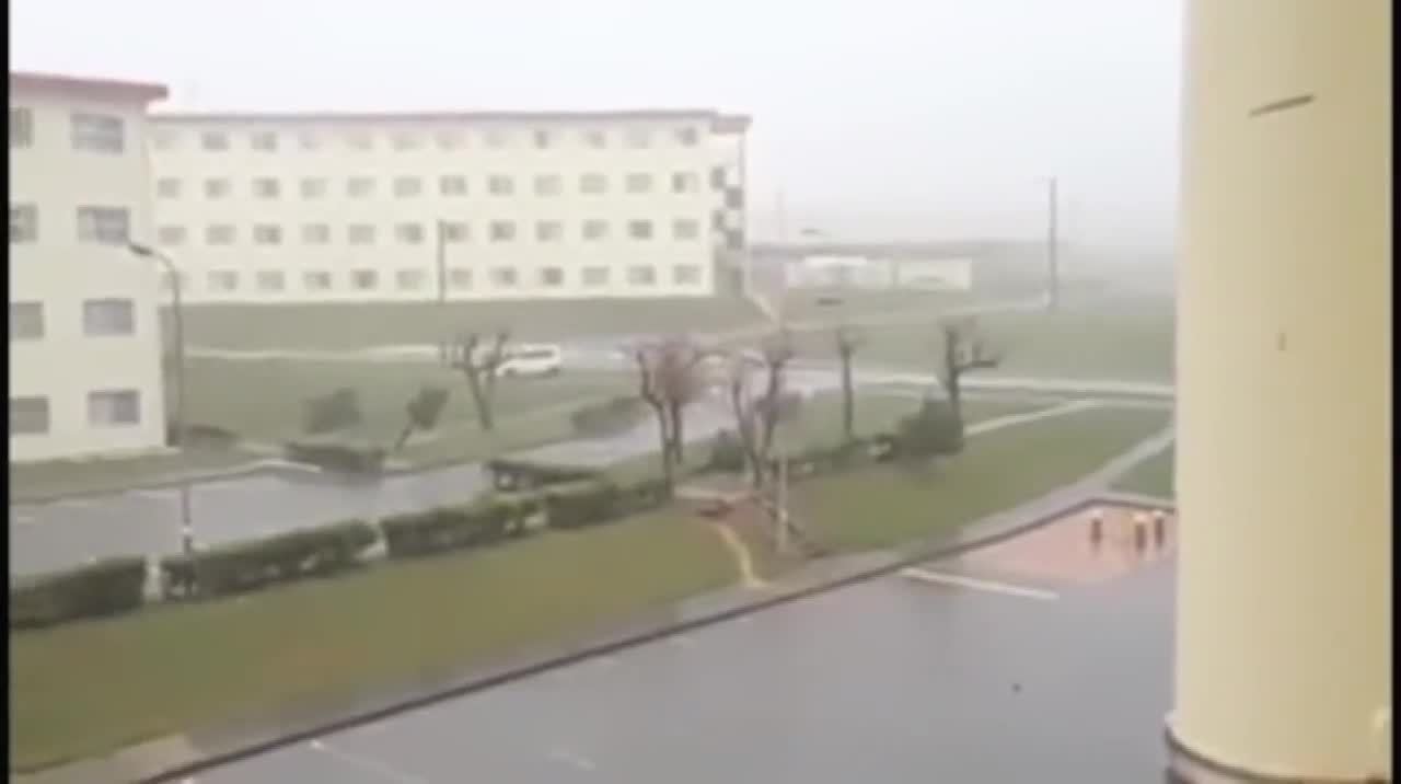 台风有多可怕,汽车直接被吹上天
