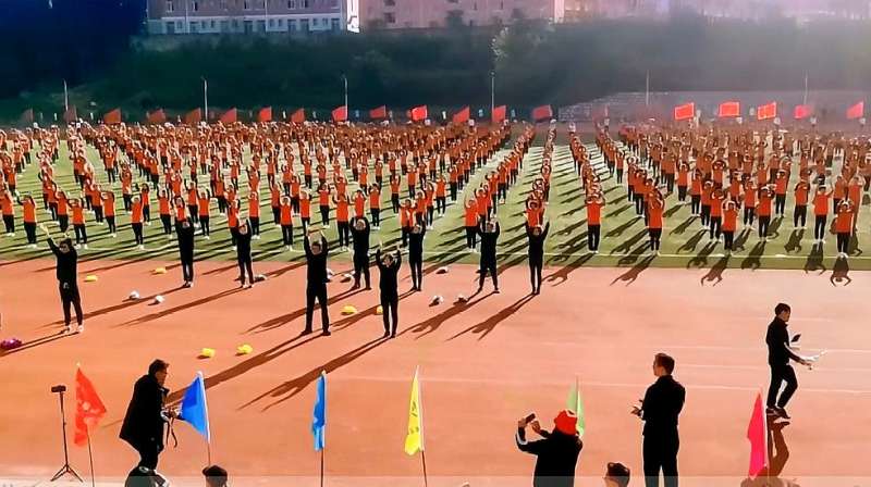 运动会上千人的舞蹈表演,跳的挺好,就是莫名想笑是怎么回事