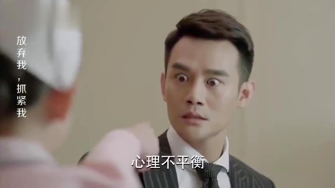 美女护士给小伙扎针,不料手一抖扎错了部位,下一秒好戏上演了