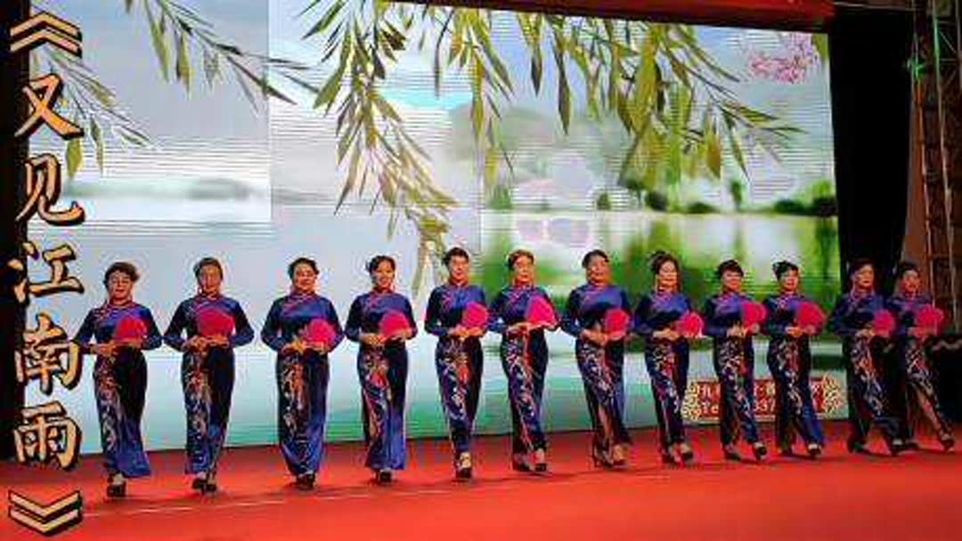 中老年模特旗袍秀表演《又见江南雨》,展示东方女性之美