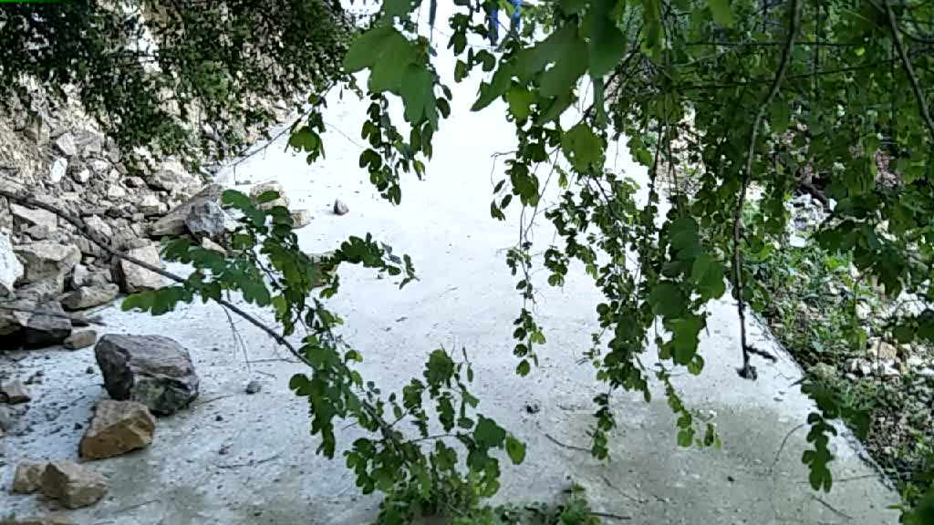 雨季,到处都在梭石头!朋友些,行车走路都要注意安全!