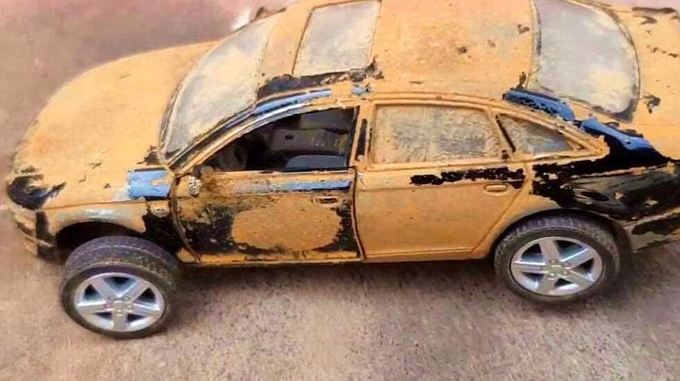 废弃的奥迪A6模型车-修复翻新