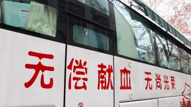 爱心传递,献血车前汇聚群众,不少市民主动无偿献血援助国家