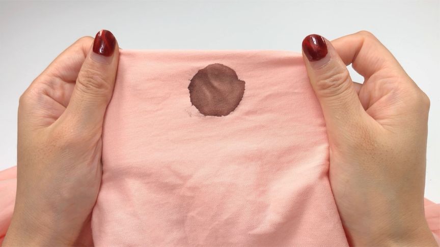 床单上再久再顽固的血渍,轻松一搓就干净,清洗完和新的一样