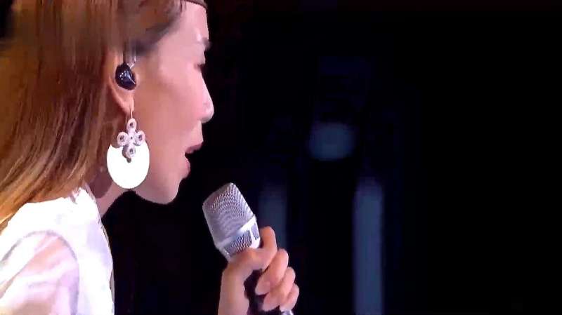 彝族选手演唱《不要怕》,空灵的嗓音一开口就把四位导师震撼到了