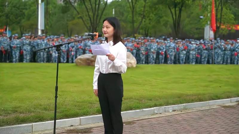迎国庆,颂祖国丨直击黄冈师范学院国庆升旗现场