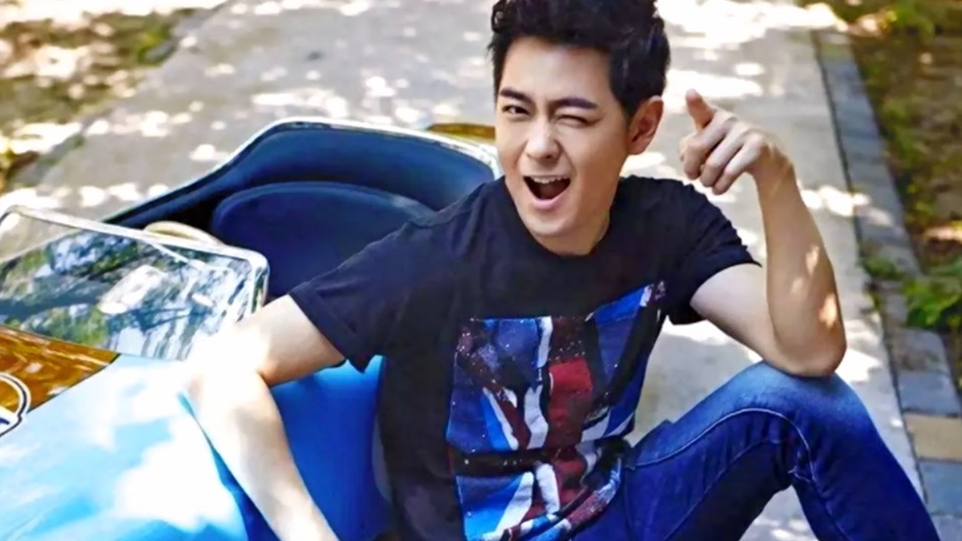 林志颖车祸监控画面曝光,车子突然偏离车道自撞指示杆,场面惊险