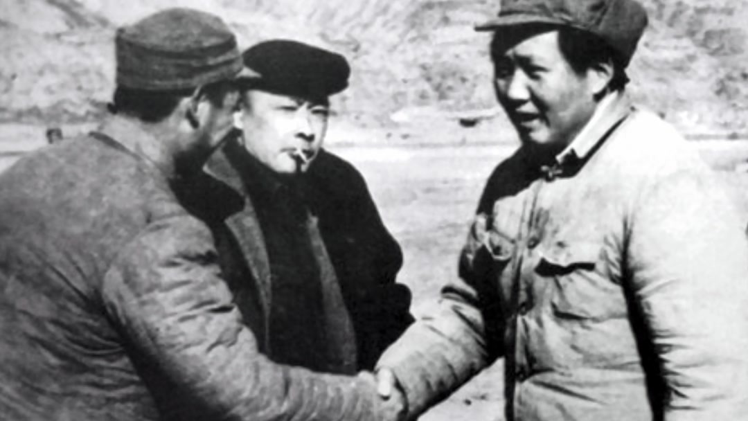 毛主席身穿宽大棉服,参加中央全会,真实影像记录!