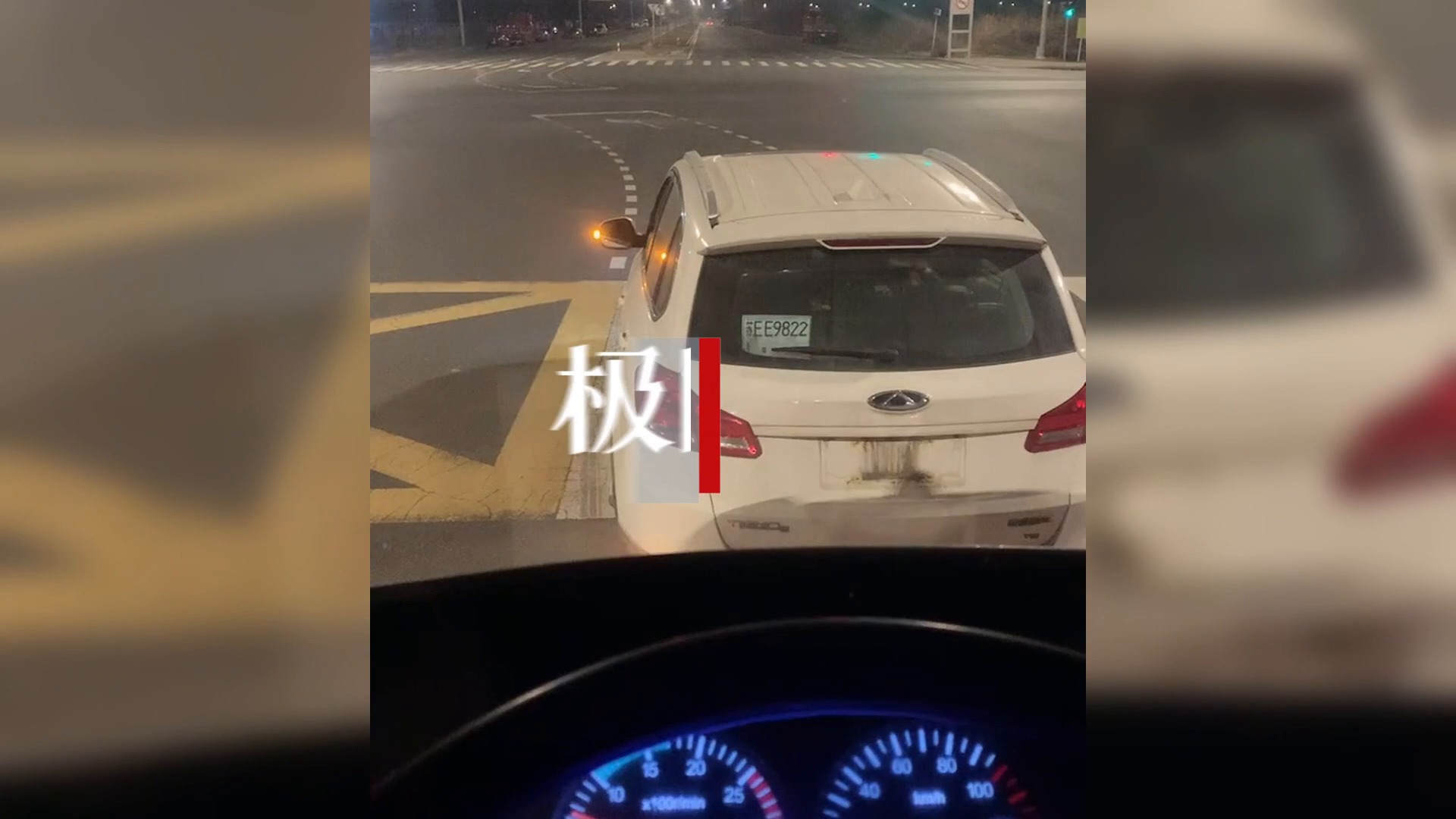 男子首次开手动挡车路口趴窝,热心后车司机帮忙将车开走