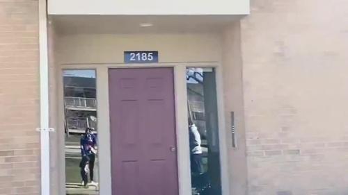 远嫁美国的华人,刚发来一个视频给我,这是她在美国的生活