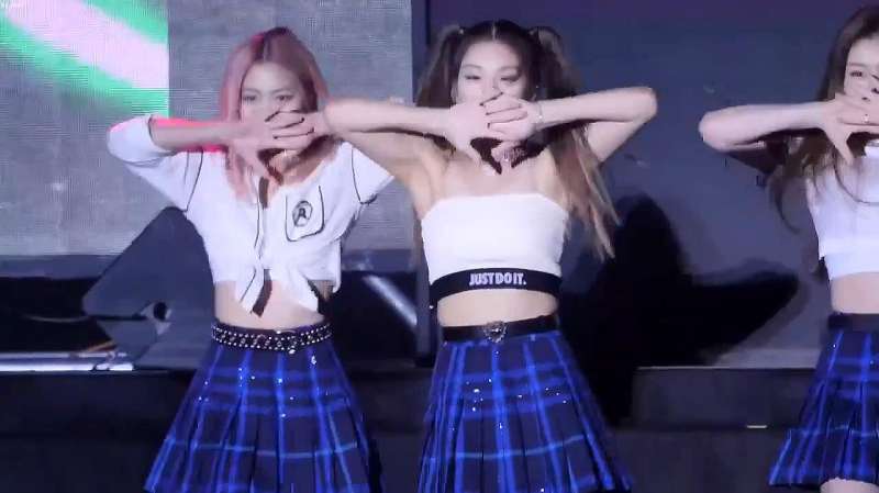 ITZY黄礼志双马尾百褶裙直拍眼神太飒了